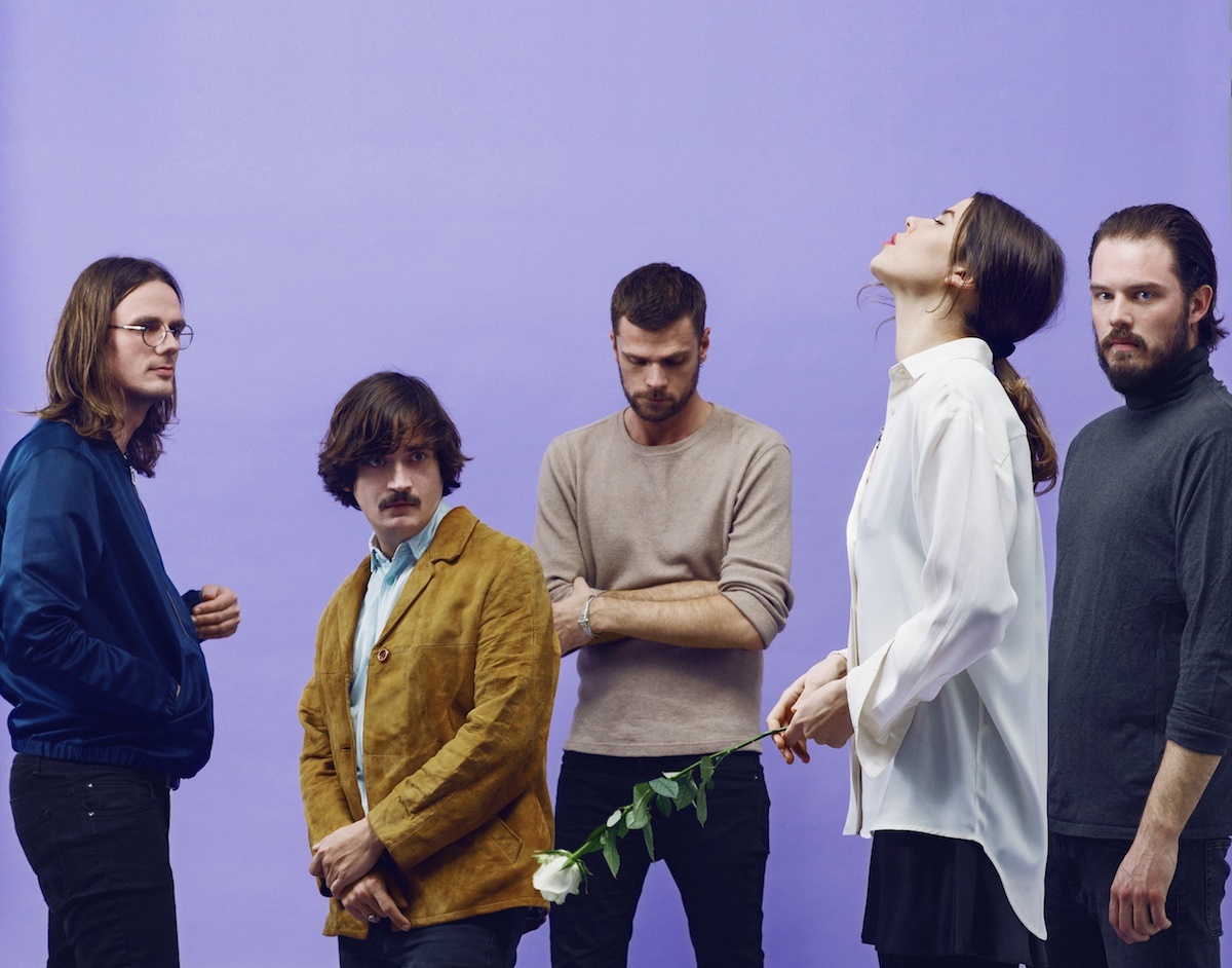 Premiere: Coco Moon - "On A Line"