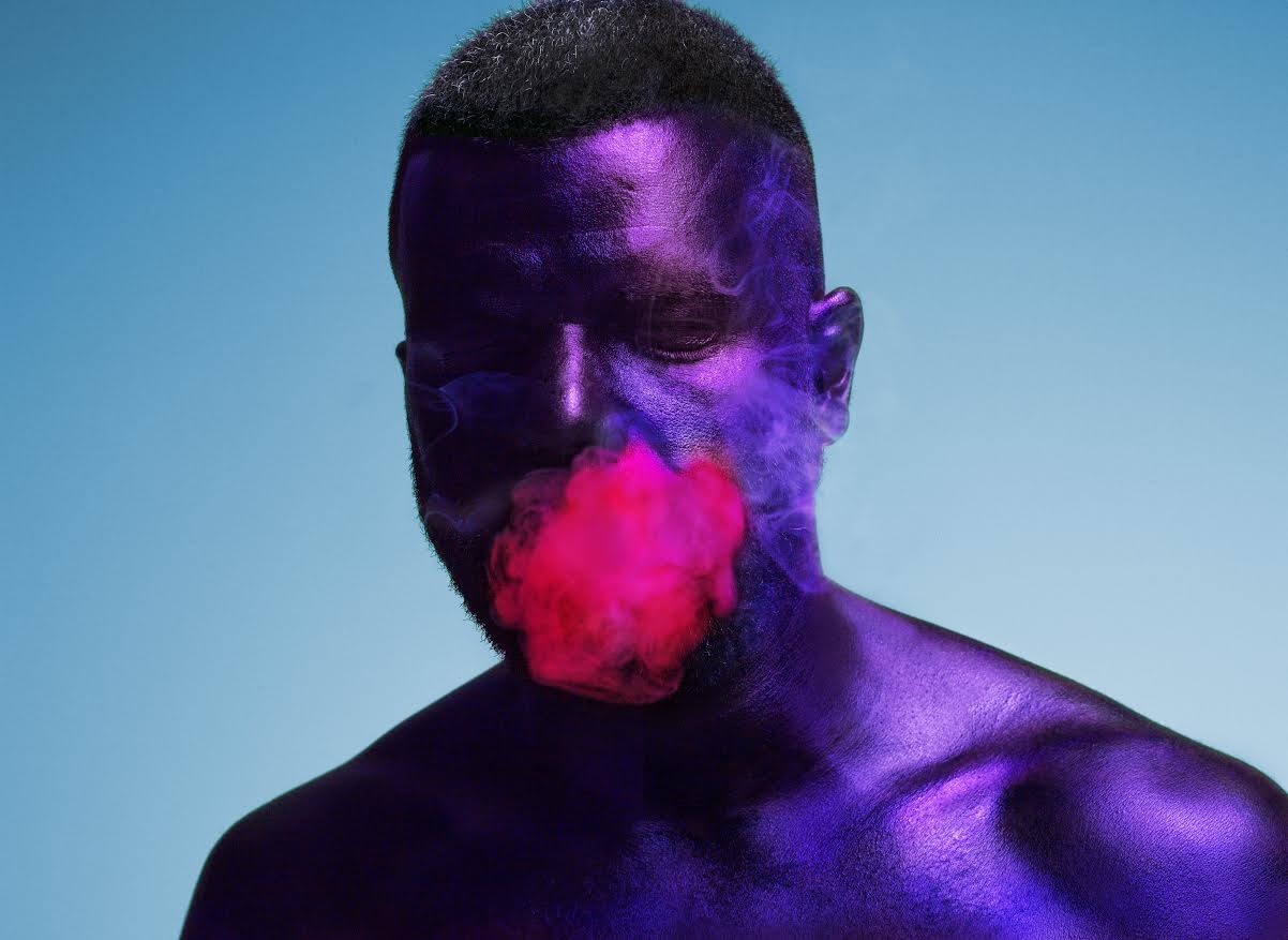 Sef maakt het uitermate bont in zijn nieuwe video voor ‘Wakker’