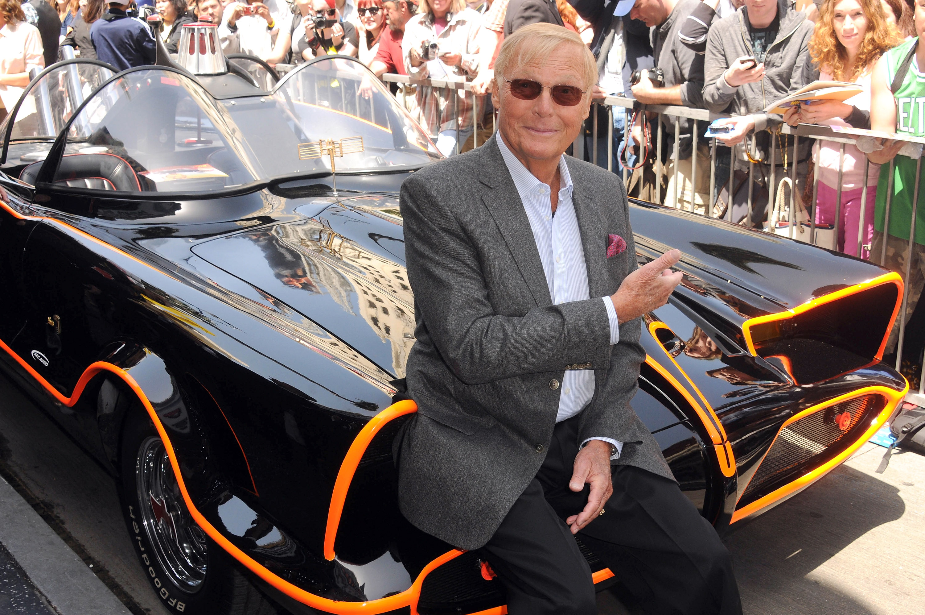 Watch Adam West and Conan O'Brien's Hilarious Forgotten Pilot 'Lookwell'