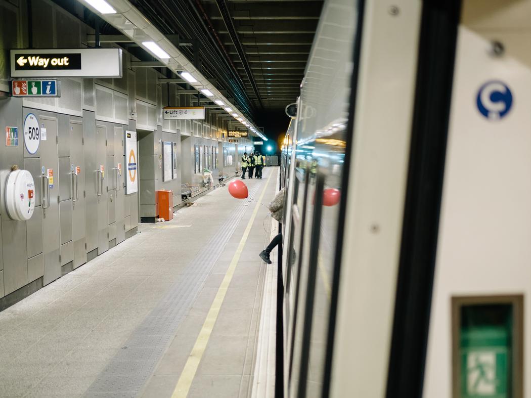 Fotografii cu bețivii din primul metrou de noapte al Londrei