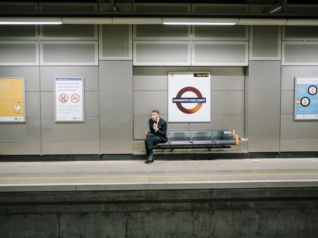 Fotografii cu bețivii din primul metrou de noapte al Londrei