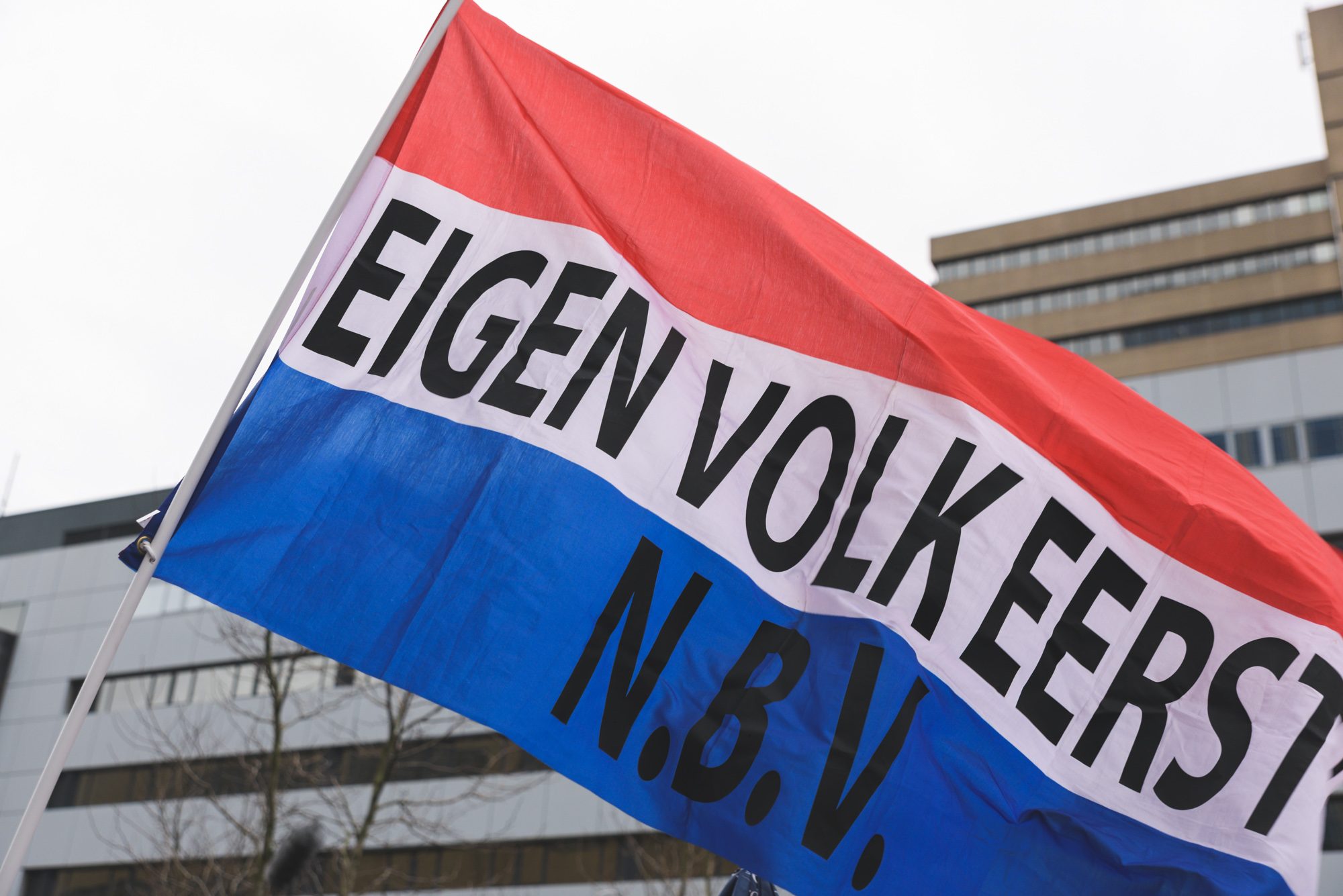 Foto's van het vlagvertoon op de PVV-demonstratie in Rotterdam