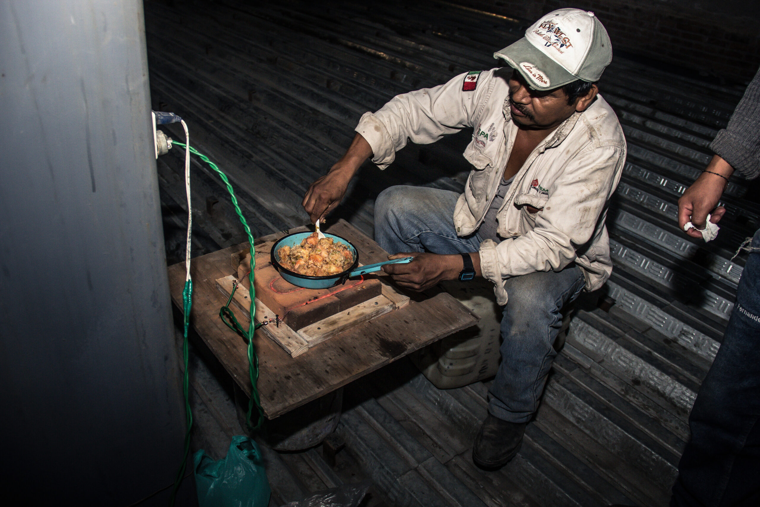 Chupe, comida y albures: una tarde con albañiles en el Día de la Santa Cruz