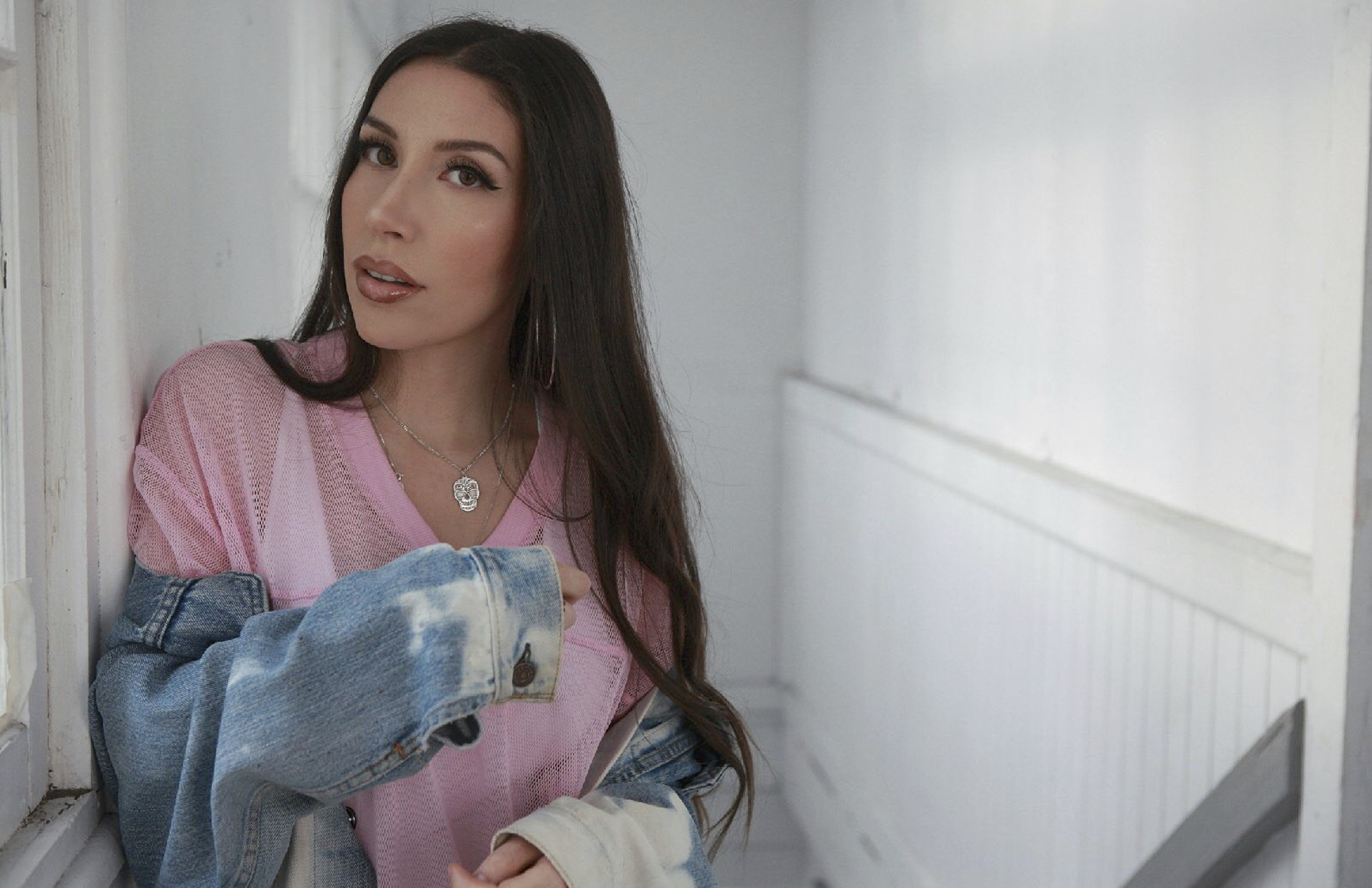 Carsen Gray Combines Traditional Indigenous Styles On The Energetic ...