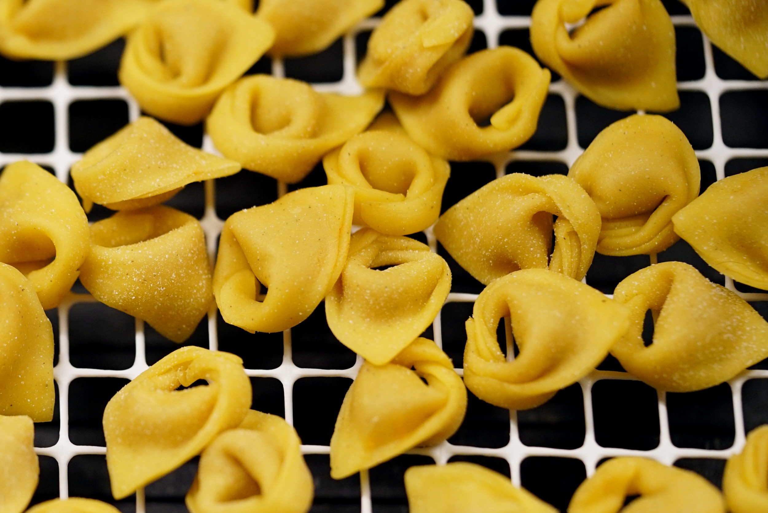 Nel nuovo pastificio di questo ristorante trovi una delle paste ripiene ...