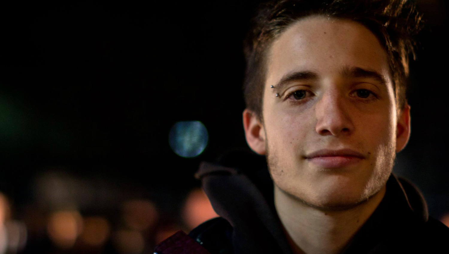 Wos vuelve a jugar con guitarras y amigos en "Terraza"