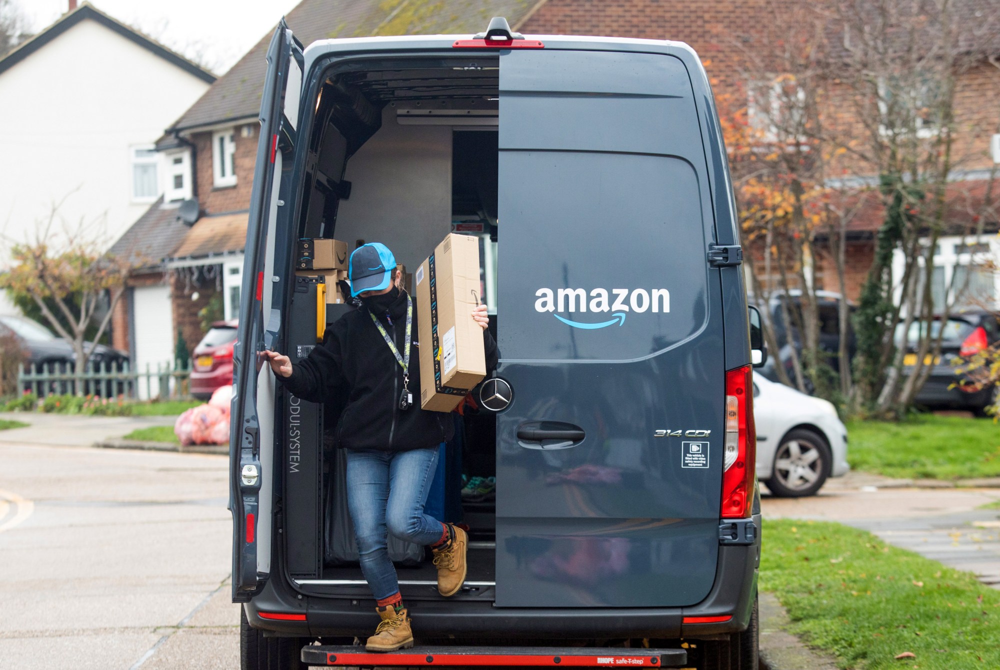 Amazon’s Cost Saving Routing Algorithm Makes Drivers Walk Into Traffic
