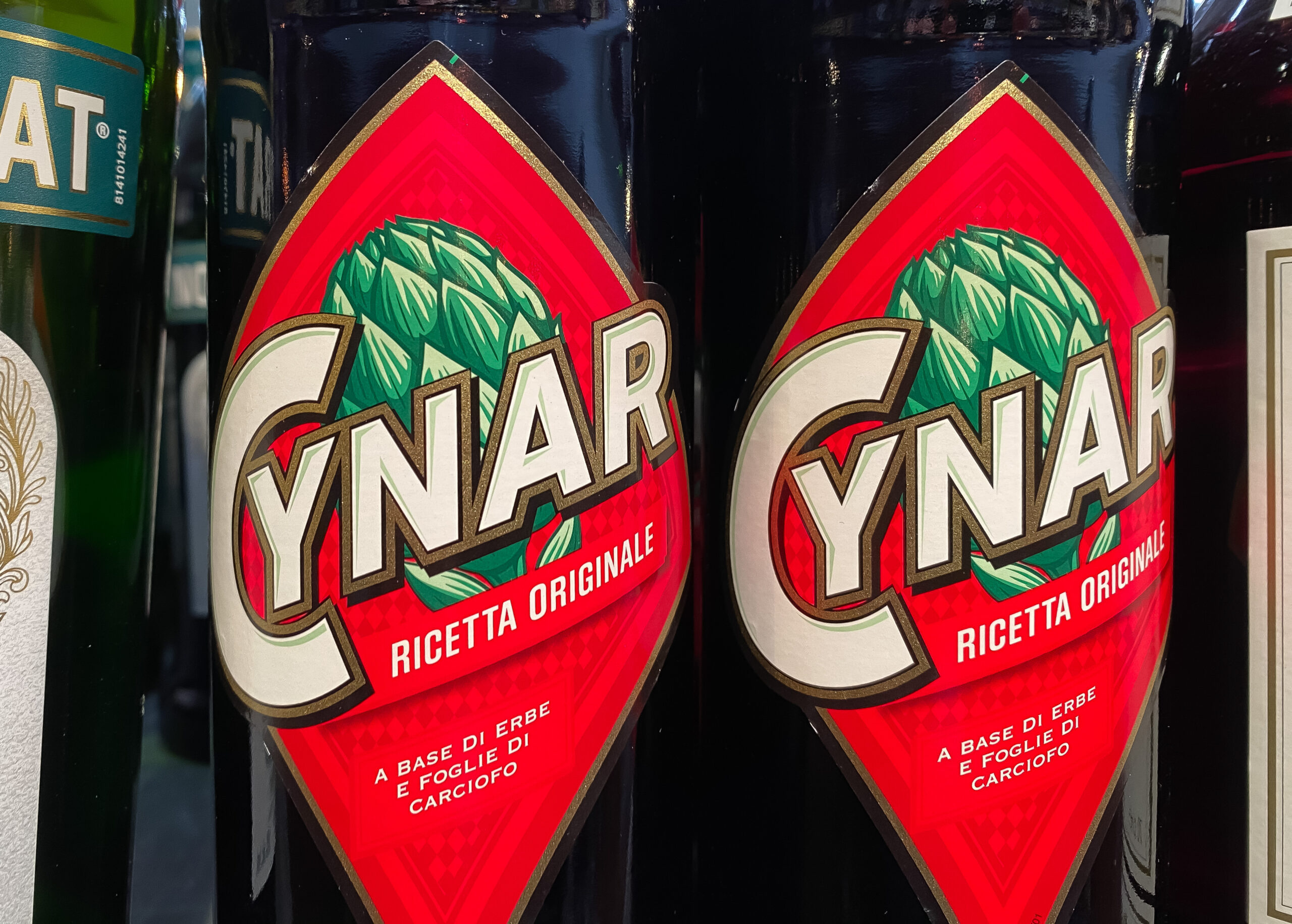 La storia del Cynar, il più affascinante amaro italiano, e di chi l'ha ...