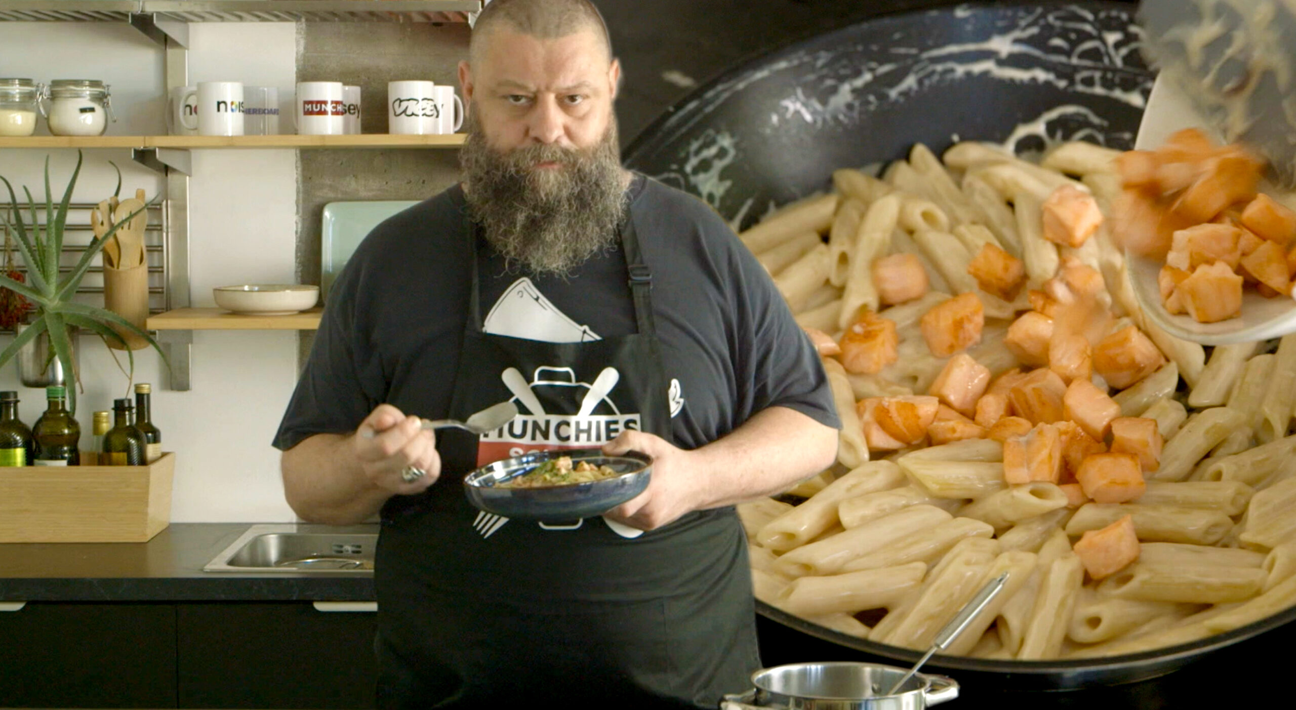 Il piatto di pasta simbolo degli anni '80: penne, panna e salmone