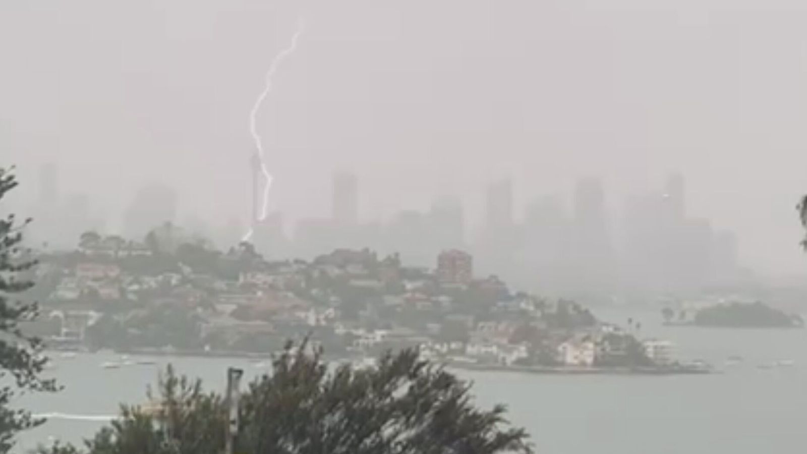 75,000 Lightning Strikes Hit Sydney in a Day and Hospitalised Four People